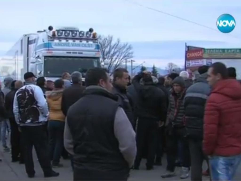 Българи потрошиха гръцки трактори на "Кулата" - Теми в развитие - Vesti.bg