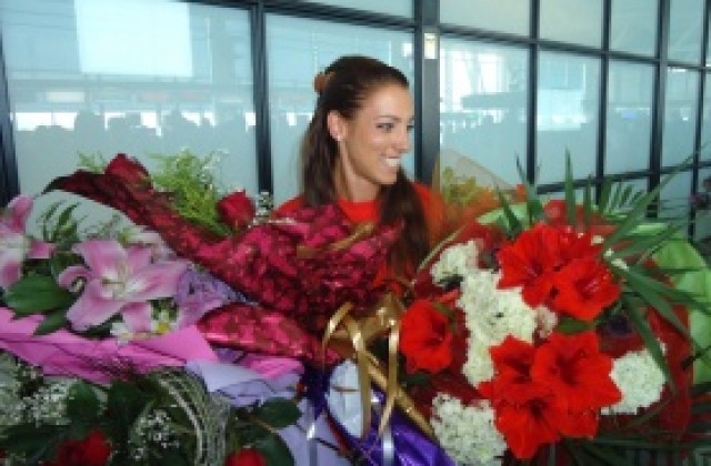 СНИМКИ: Море от букети за Ивет Лалова, иска да е най-добрата европейка ...