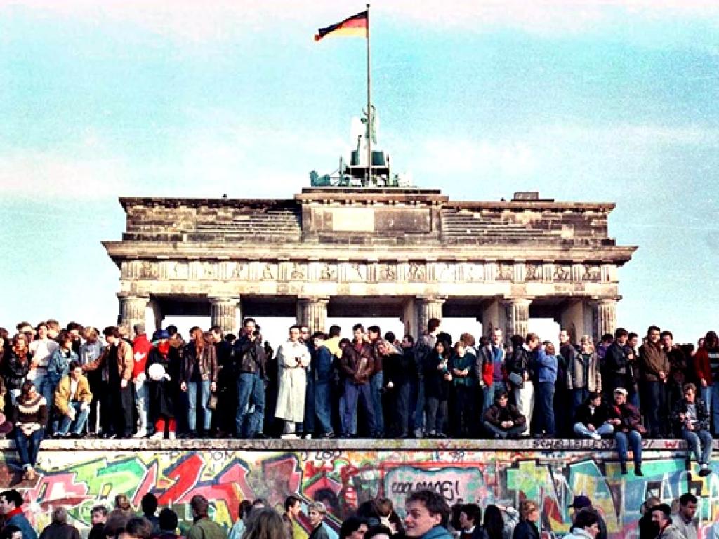 Берлинската стена: 28 години в 28 снимки - Любопитно - Vesti.bg