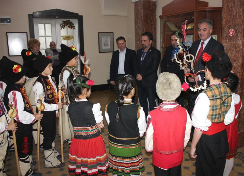 Коледари наричаха за здраве и берекет в Община Плевен|DarikNews.bg