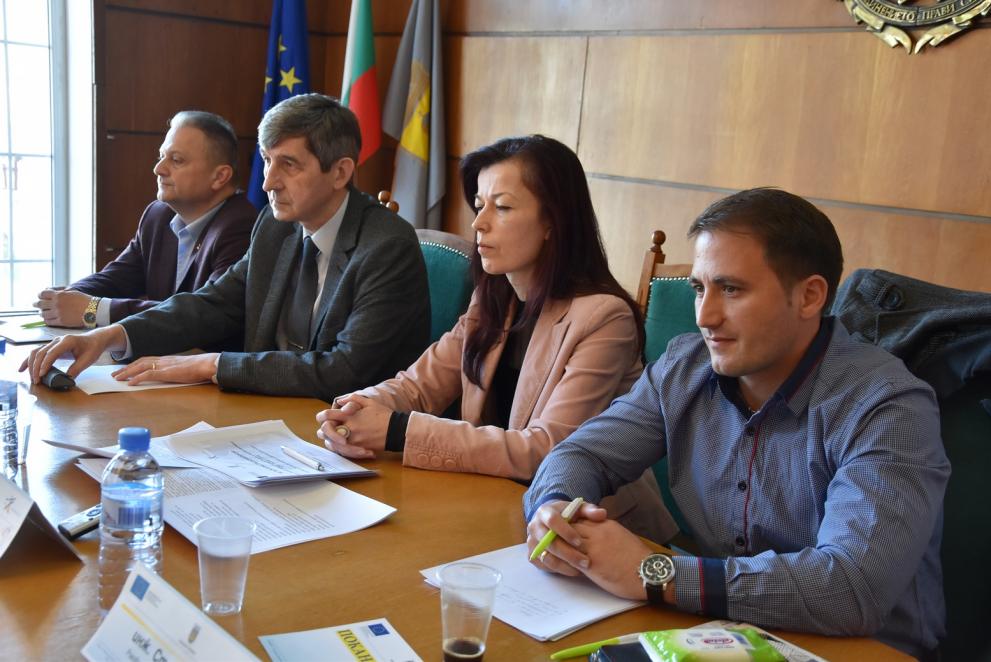 С първа копка отбелязаха работата по мащабния ремонт на сградата на ...