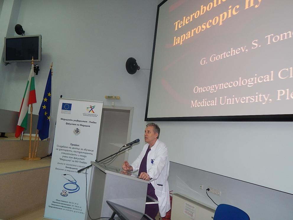 Проф. Горчев демонстрира в 3D студиото в ТЕЛЕЦ робот-асистирана ...