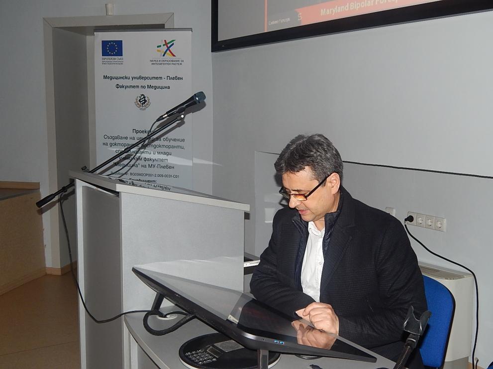 Проф. Горчев демонстрира в 3D студиото в ТЕЛЕЦ робот-асистирана ...