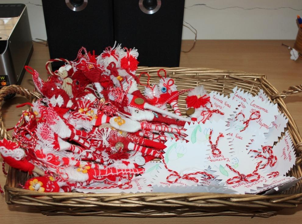 Деца и родители правят мартенички в Центъра за ранна интервенция на ...