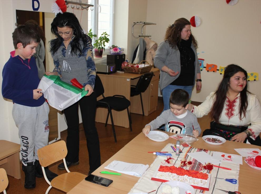 Деца и родители правят мартенички в Центъра за ранна интервенция на ...
