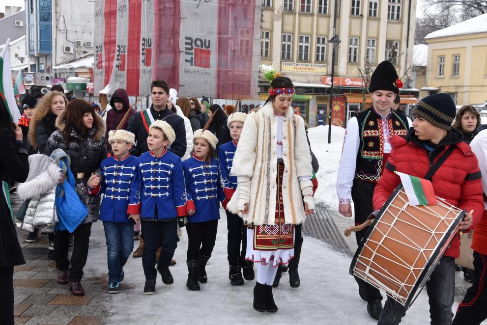 Най-дългото българско знаме участва в честването на 3 март в Плевен ...