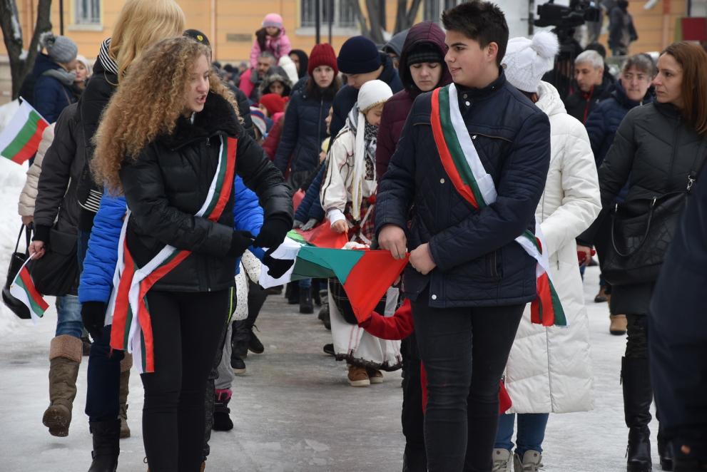 Най-дългото българско знаме участва в честването на 3 март в Плевен ...