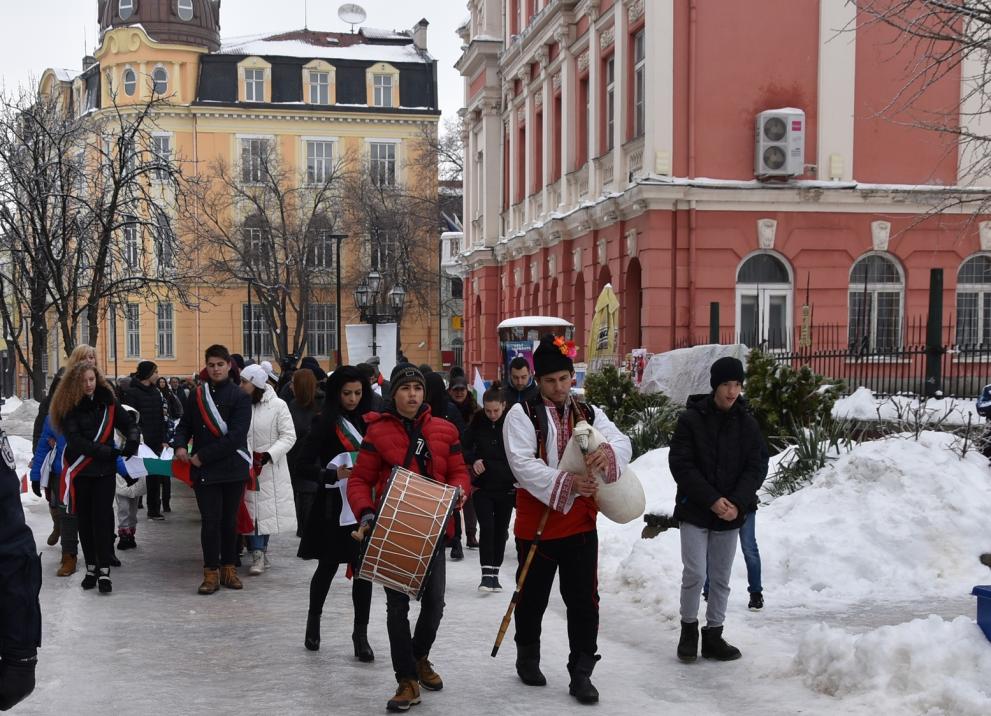 Най-дългото българско знаме участва в честването на 3 март в Плевен ...