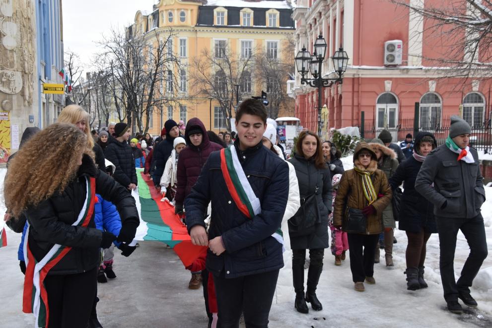 Най-дългото българско знаме участва в честването на 3 март в Плевен ...