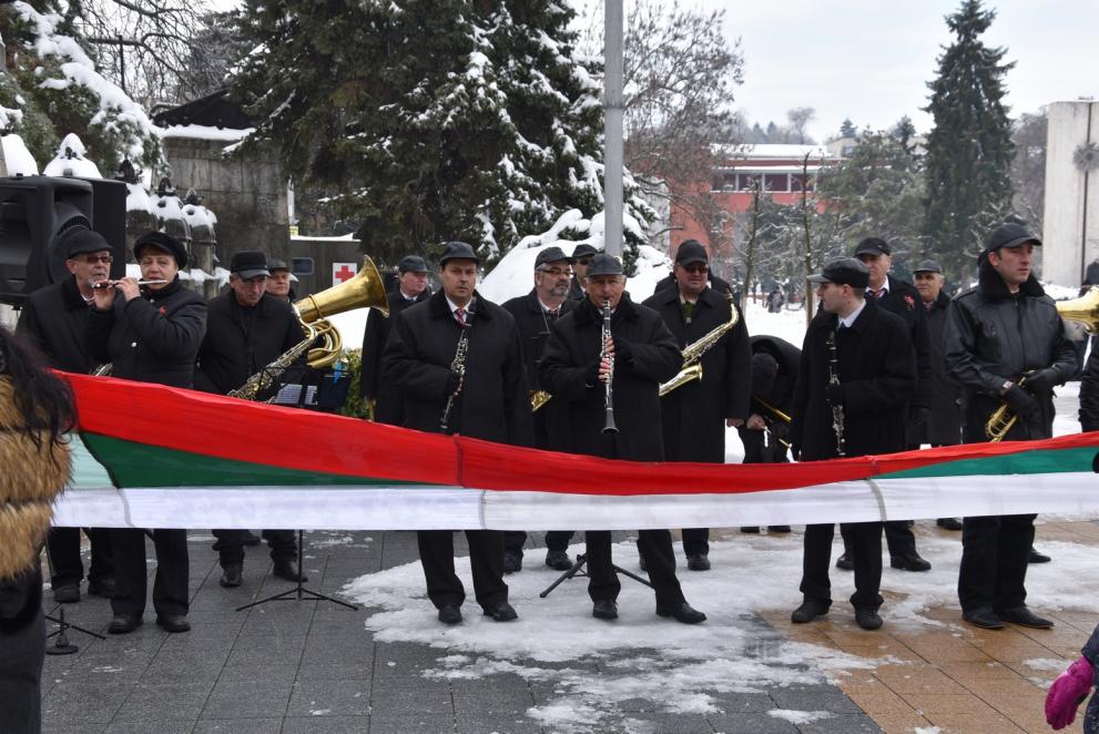Най-дългото българско знаме участва в честването на 3 март в Плевен ...