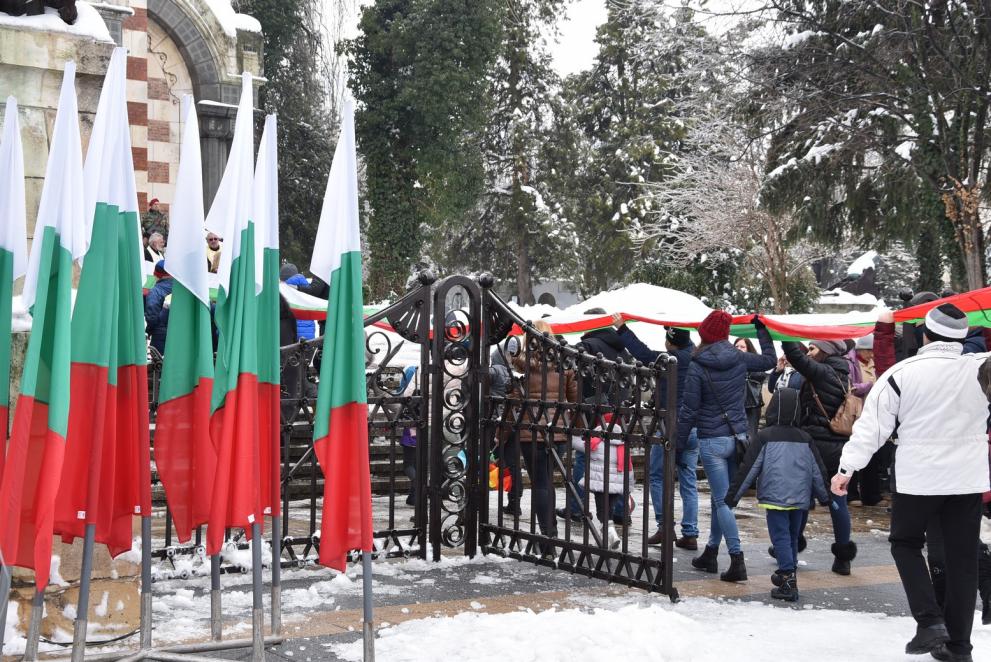 Най-дългото българско знаме участва в честването на 3 март в Плевен ...