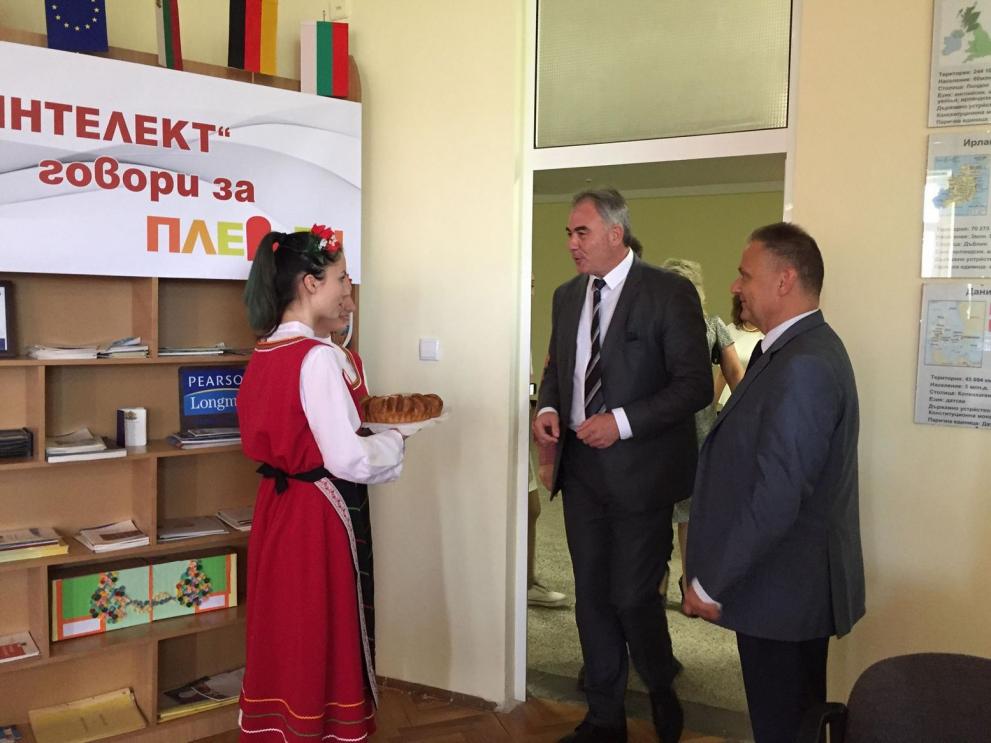 Проведе се конкурс за ораторско майсторство на тема "Интелект" говори ...