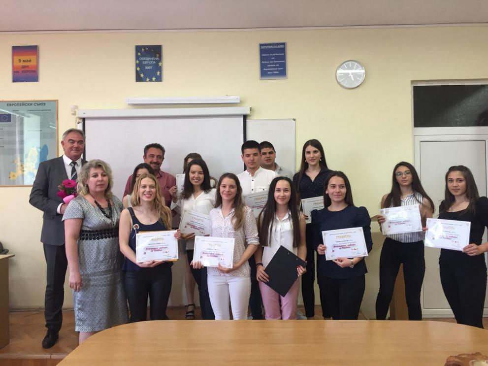 Проведе се конкурс за ораторско майсторство на тема "Интелект" говори ...