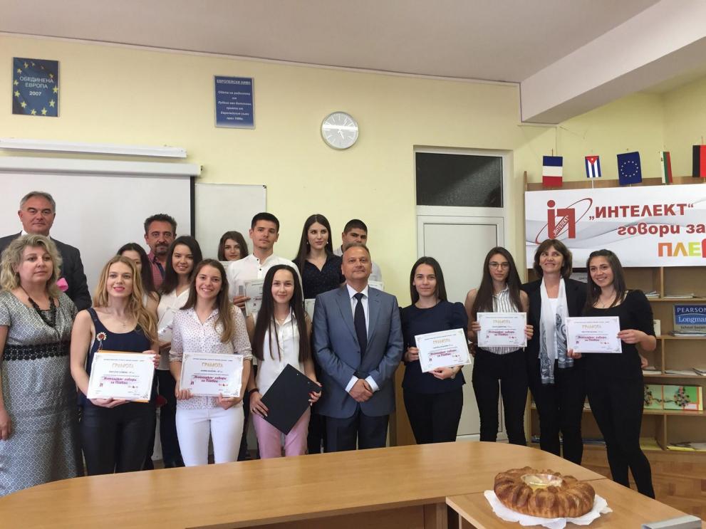 Проведе се конкурс за ораторско майсторство на тема "Интелект" говори ...