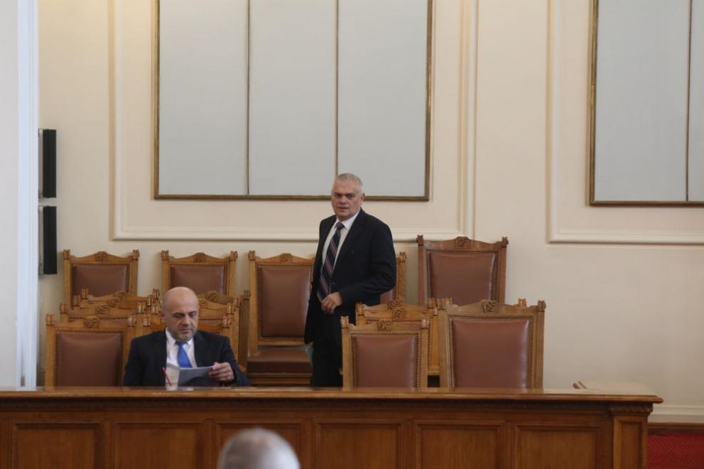 Цвета Караянчева подари на депутатите календари с лика на Ботев ...