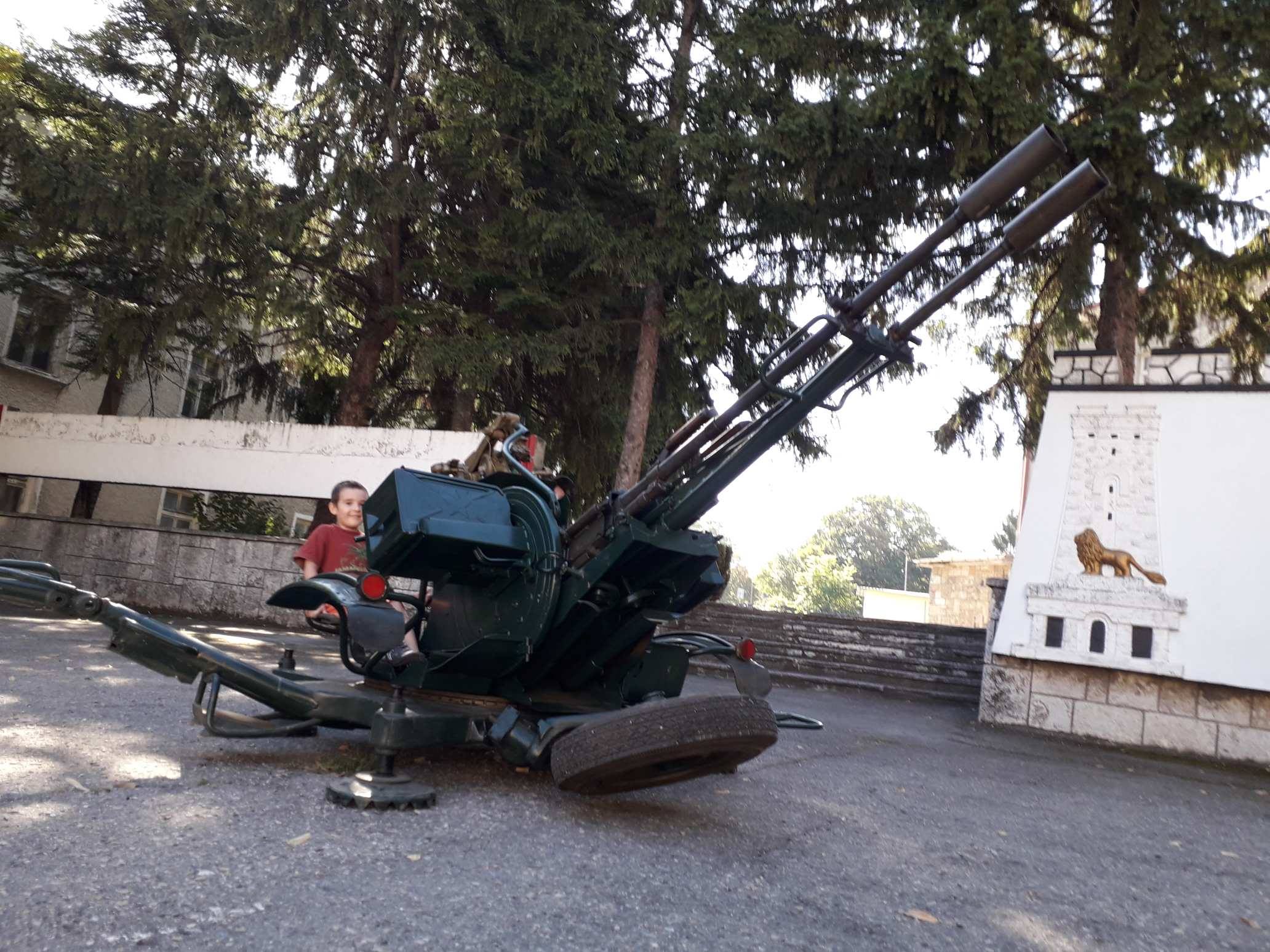 Шуменският гарнизон с демонстрация на военна техника в деня на ...