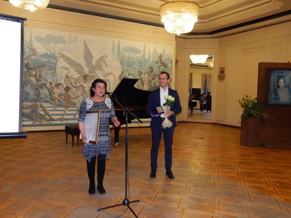 Камелия Кондова получи литературната награда "Дора Габе" (СНИМКИ ...