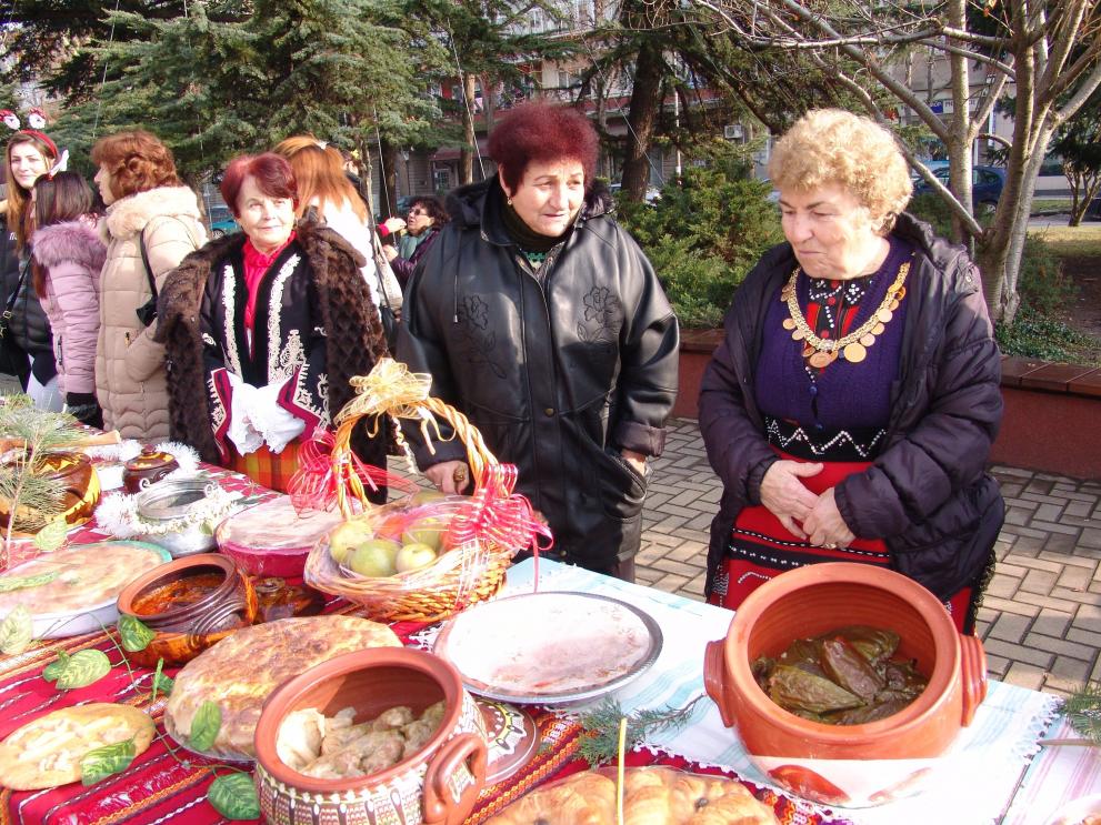 Фестивал на зимната обредност и коледна трапеза с 200 ястия на площада ...
