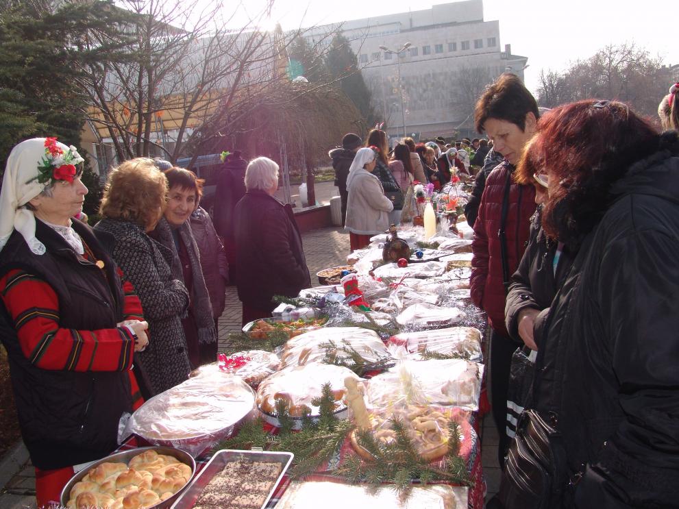 Фестивал на зимната обредност и коледна трапеза с 200 ястия на площада ...