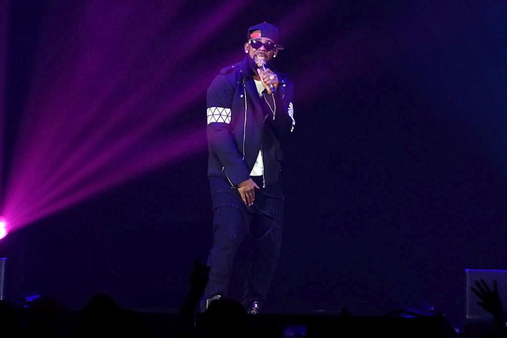 Документален филм обвинява Ар Кели в педофилия - Свят - DarikNews.bg