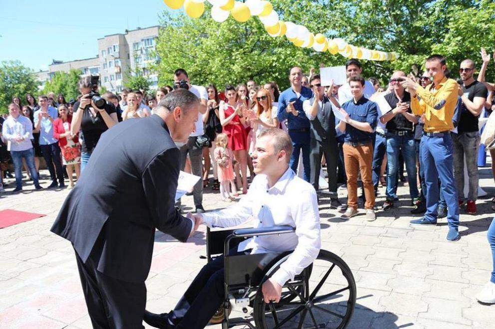 Историята на ученик от ДФСГ „Интелект“ - описана в книга - Плевен ...