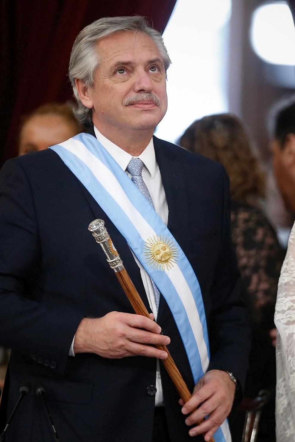 Лявоцентристът Алберто Фернандес зае президентското кресло на Аржентина ...