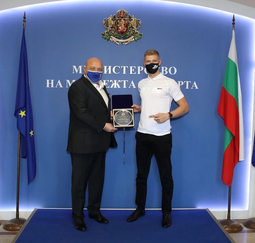 Кралев награди младата надежда на българския мотоциклетизъм Теодор ...