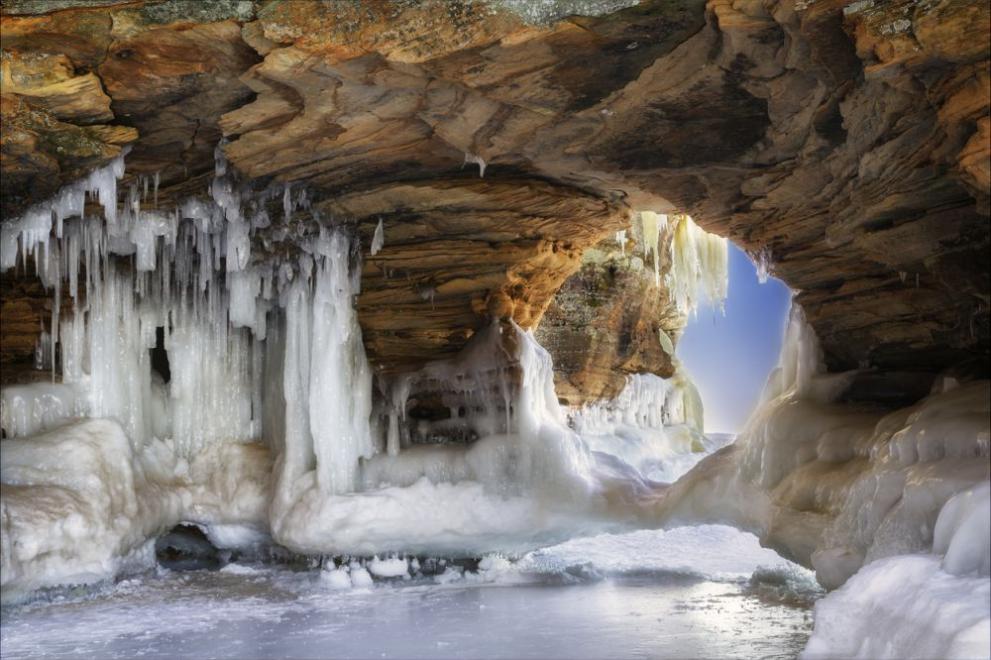 3 зашеметяващи водопада, които се превръщат в замръзнало кралство през ...