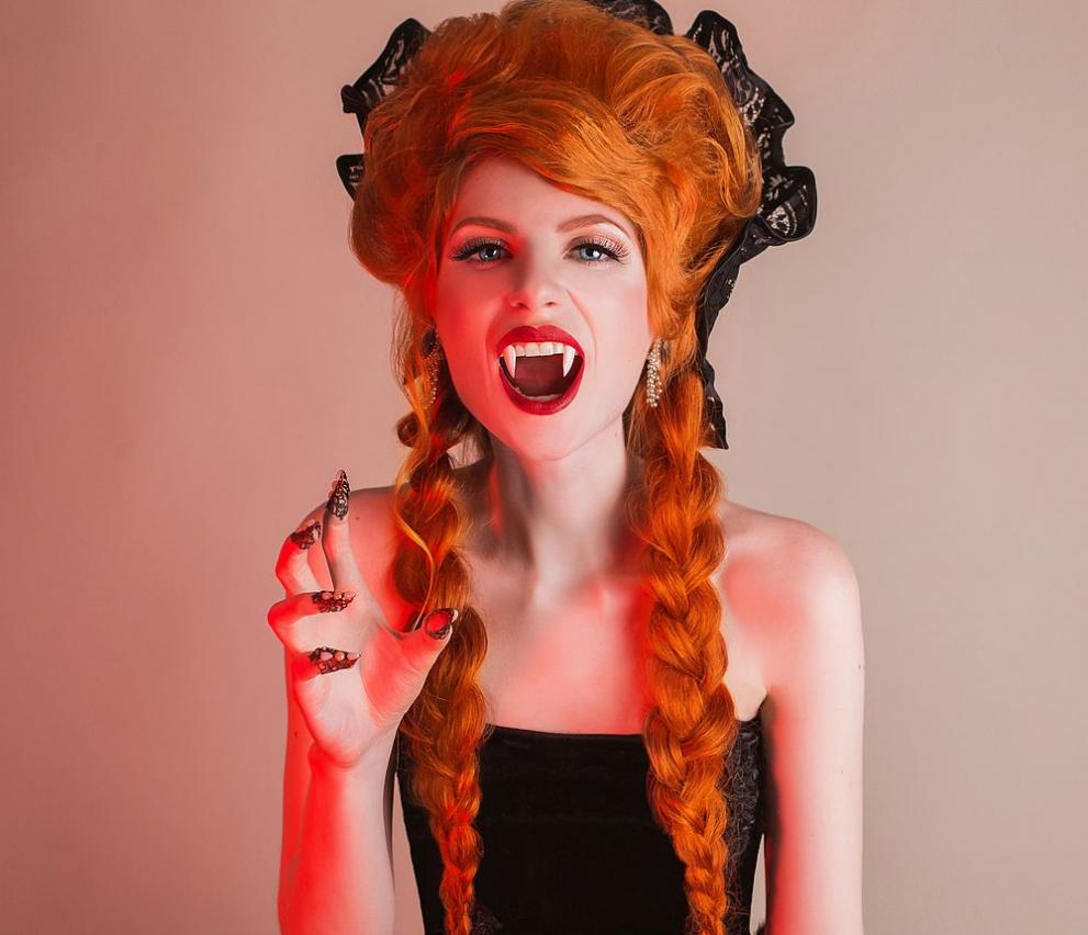 Хелоуин костюмите, вдъхновени от 2021 година (ВИДЕО)|DarikNews.bg