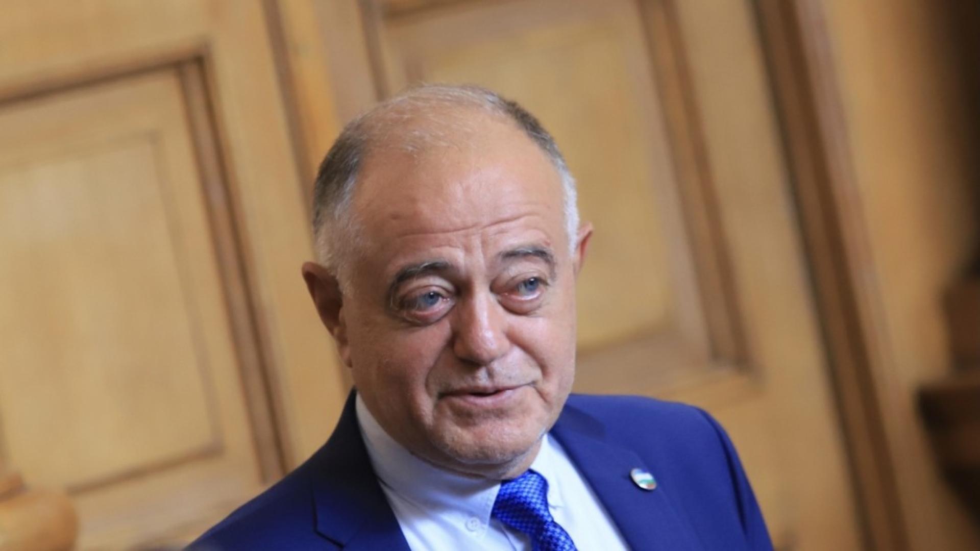 БИТКАТА ЗА КРЕСЛОТО: Пробват да настанят на стола Атанас Атанасов|Телеграф