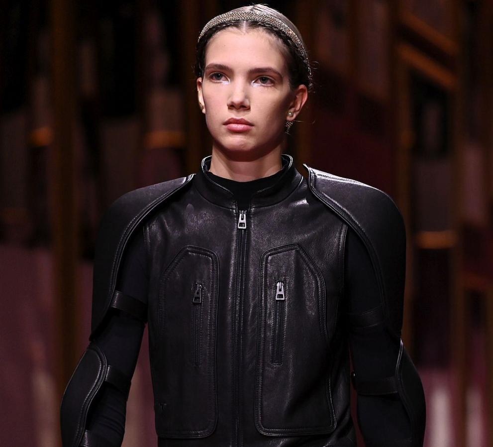 Dior представи защитно облекло за време на криза (СНИМКИ) - Любопитно ...