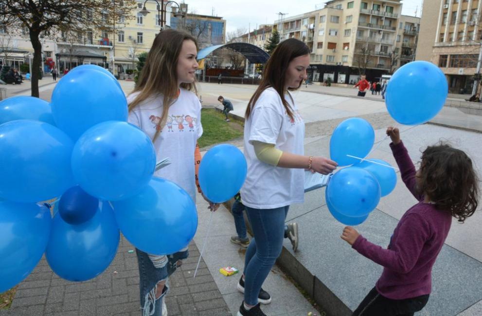 В Хасково раздадоха сини балони по повод Седмицата на аутизма (СНИМКИ ...