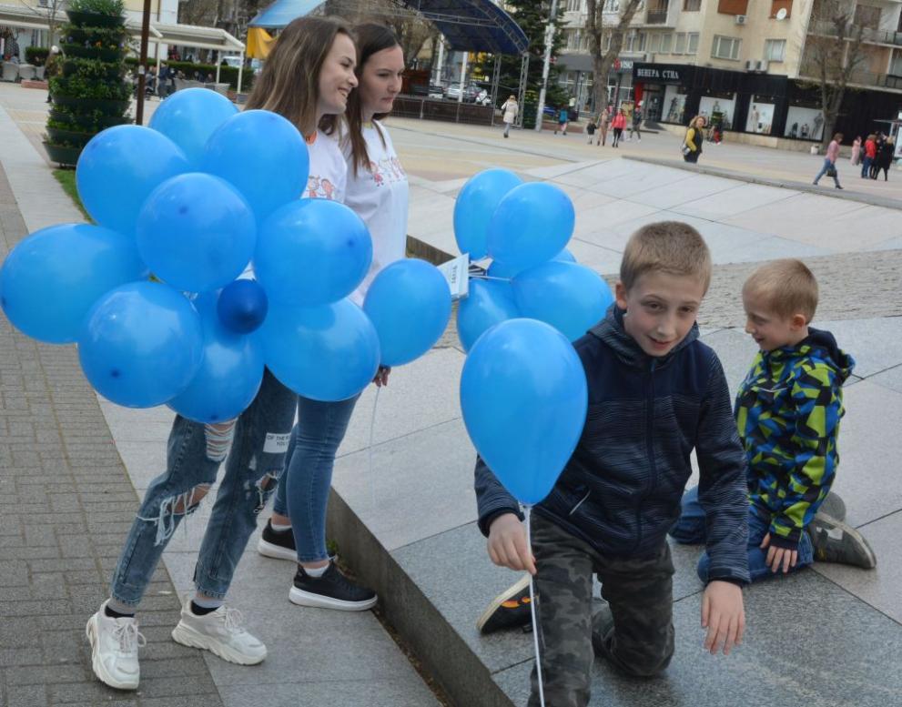 В Хасково раздадоха сини балони по повод Седмицата на аутизма (СНИМКИ ...