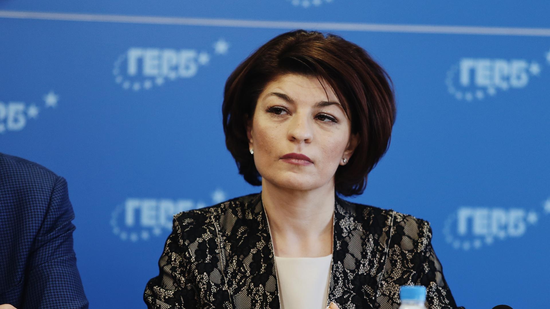 Десислава Атанасова: Преди втория мандат има първи|Vesti.bg