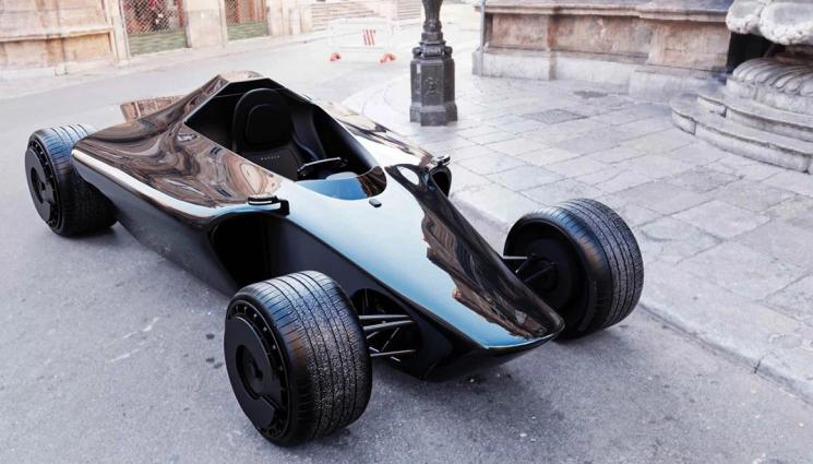 Нарича се Monaco, електрически е и вкарва човек в света на Ф1 ...