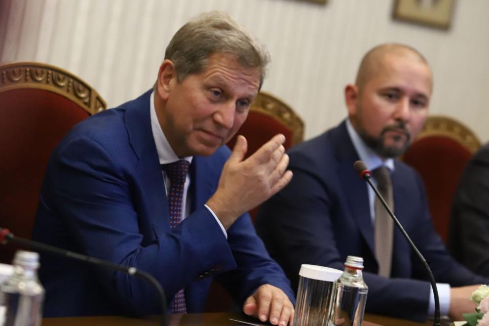 Радев на среща с „Лукойл“: Цените на горивата са причина за поскъпването на всички стоки и ...