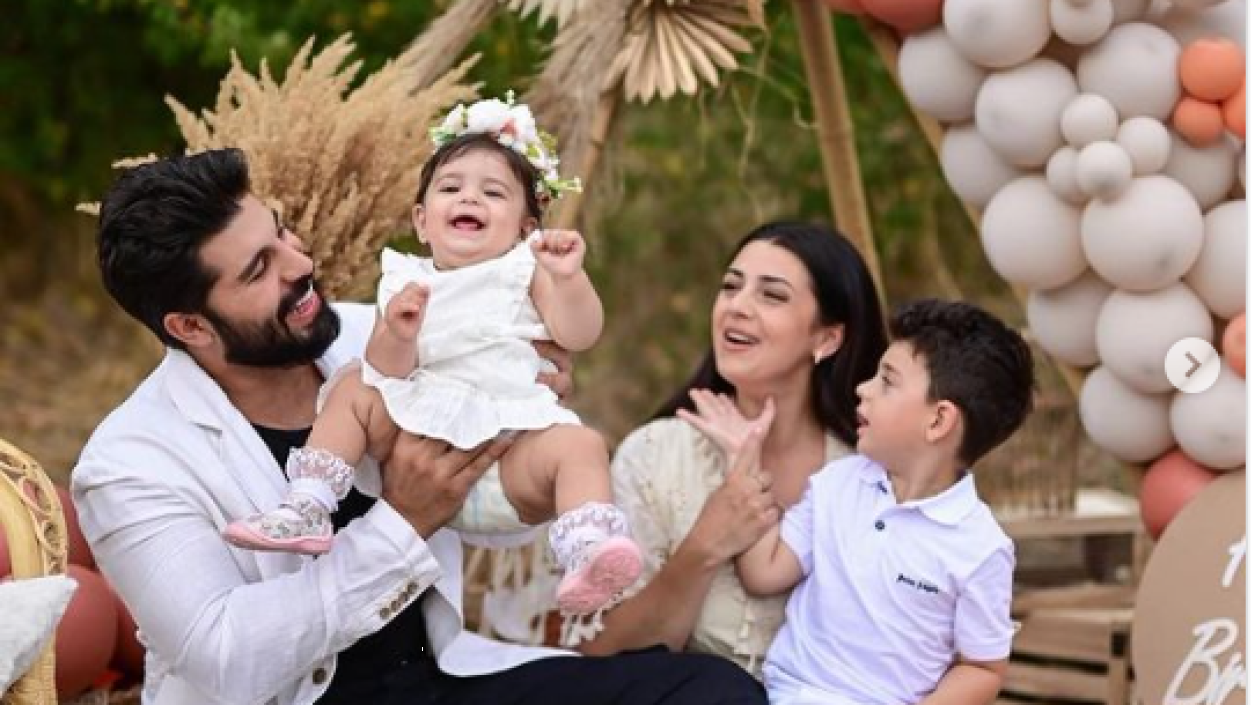 Фики с парти за първия рожден ден на дъщеря си