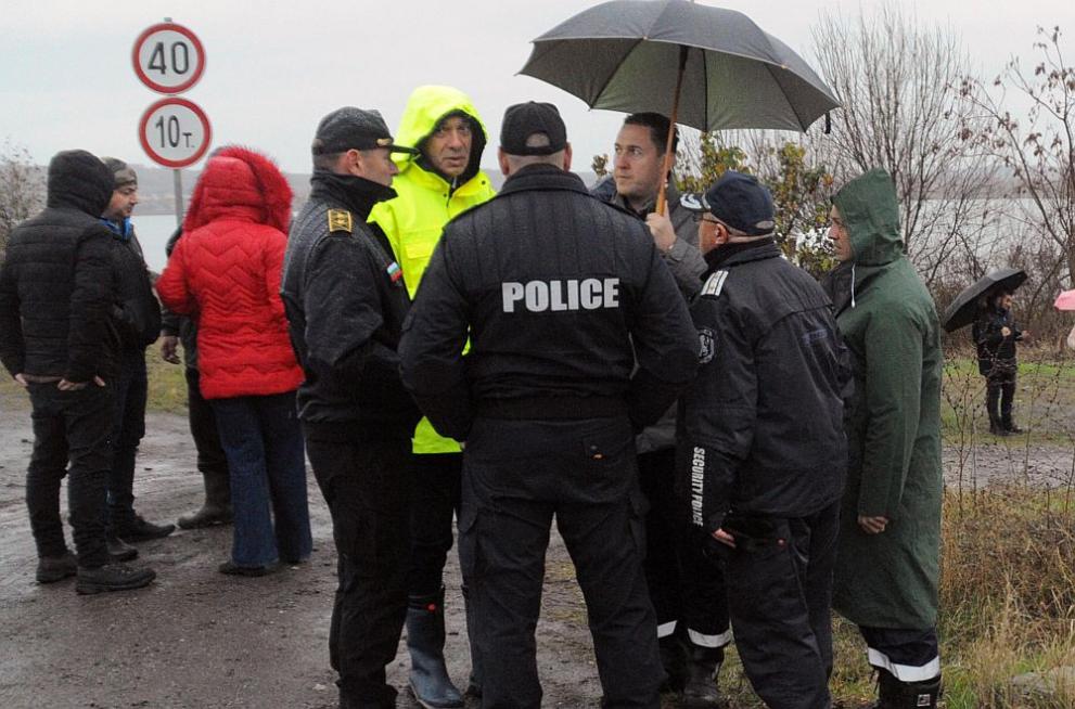 Откриха лодката на изчезналите рибари в Мандренското езеро (СНИМКИ ...