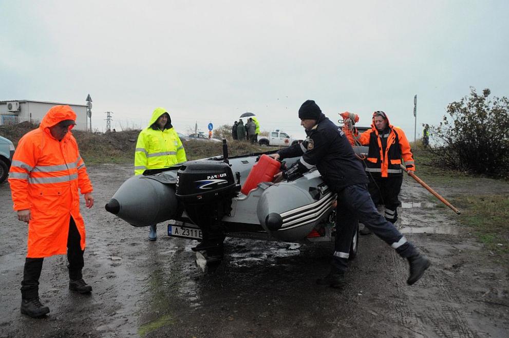 Откриха лодката на изчезналите рибари в Мандренското езеро (СНИМКИ ...