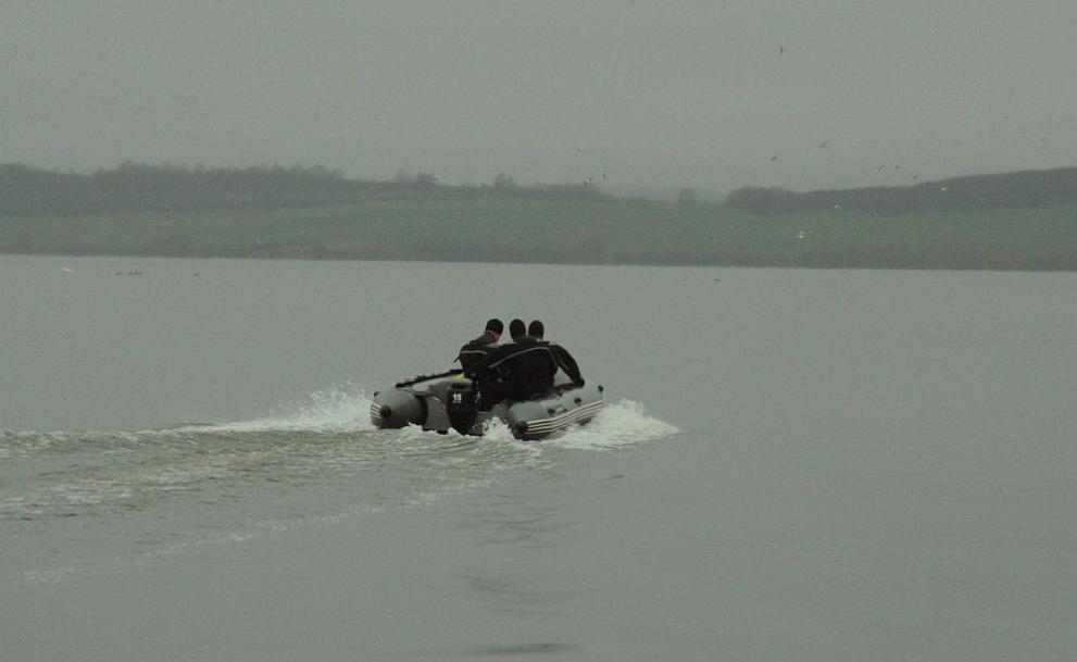Откриха лодката на изчезналите рибари в Мандренското езеро (СНИМКИ ...