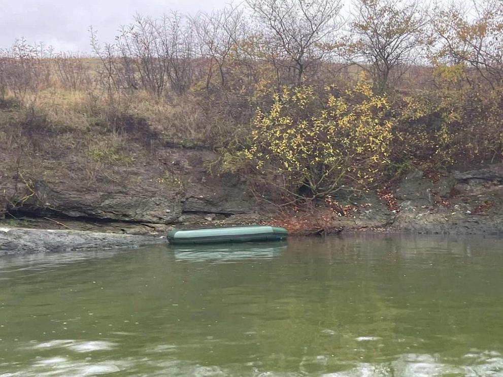 Откриха лодката на изчезналите рибари в Мандренското езеро (СНИМКИ ...