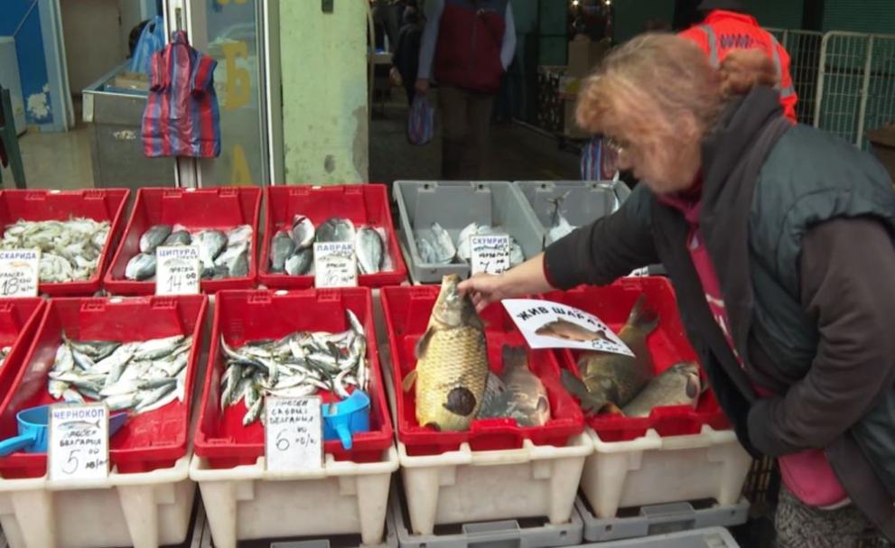 Живият шаран е хит на пазара: Колко ще ни струва никулденската трапеза ...