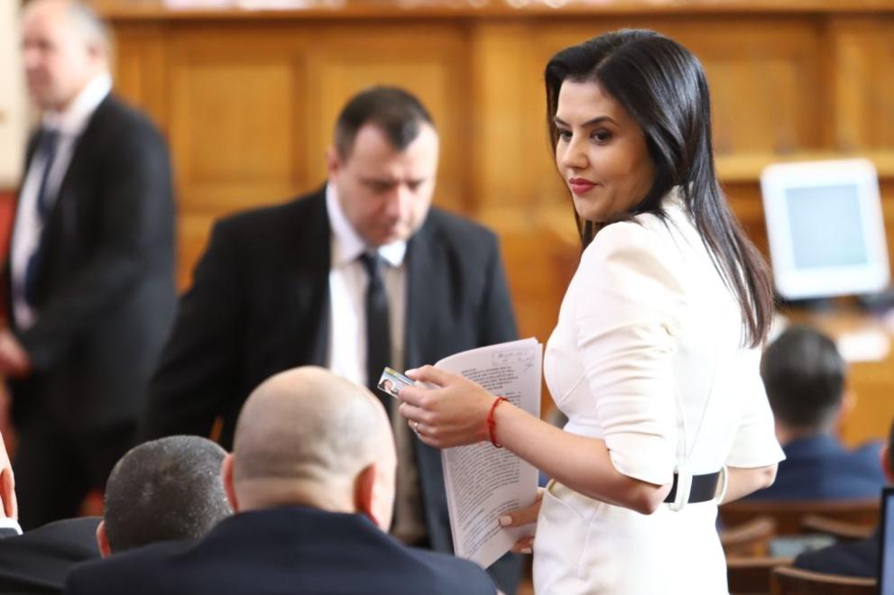 След 4 часа спорове и дебати Депутатите приеха доклада „Джемкорп“ България Dariknews Bg