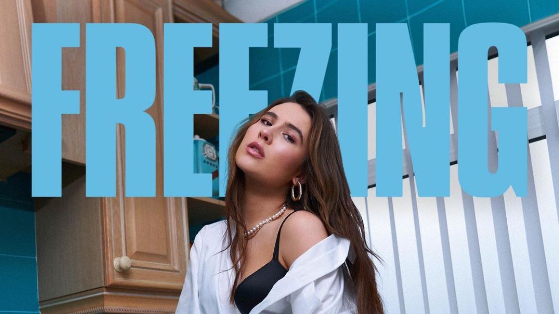 Mimi Webb представя официалния видеоклип към парчето си „Freezing”