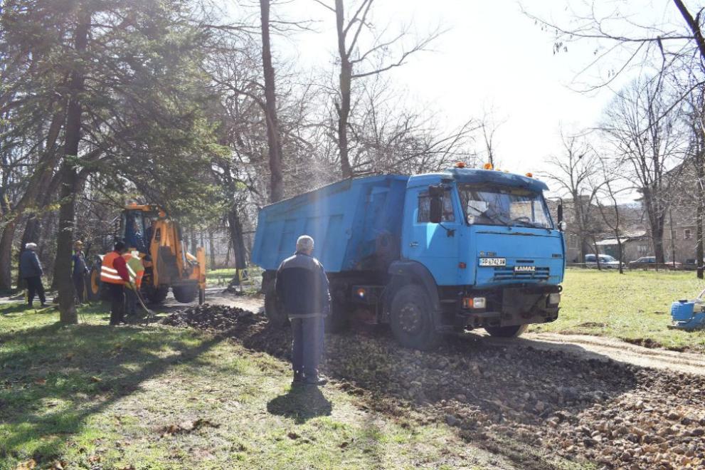 Ремонтират алеите в Градския парк в Разград (СНИМКИ)|DarikNews.bg