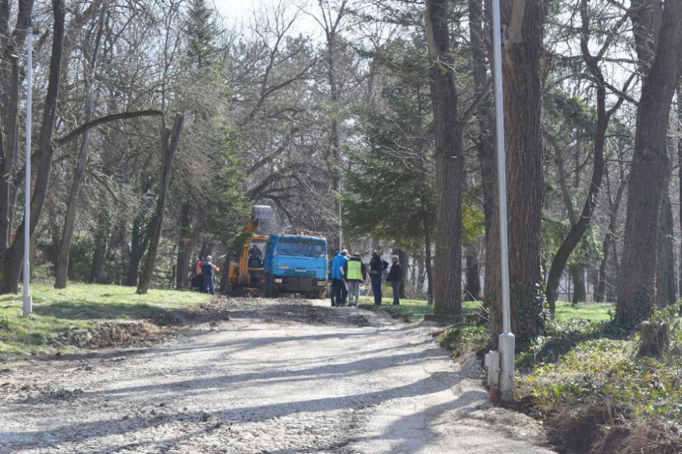Ремонтират алеите в Градския парк в Разград (СНИМКИ)|DarikNews.bg