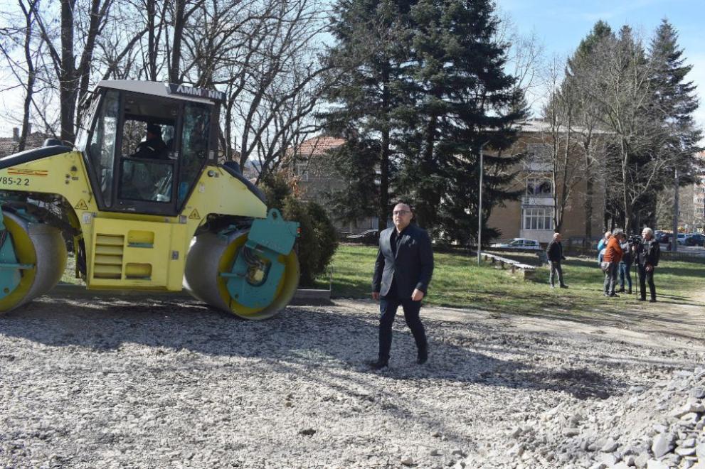 Ремонтират алеите в Градския парк в Разград (СНИМКИ)|DarikNews.bg