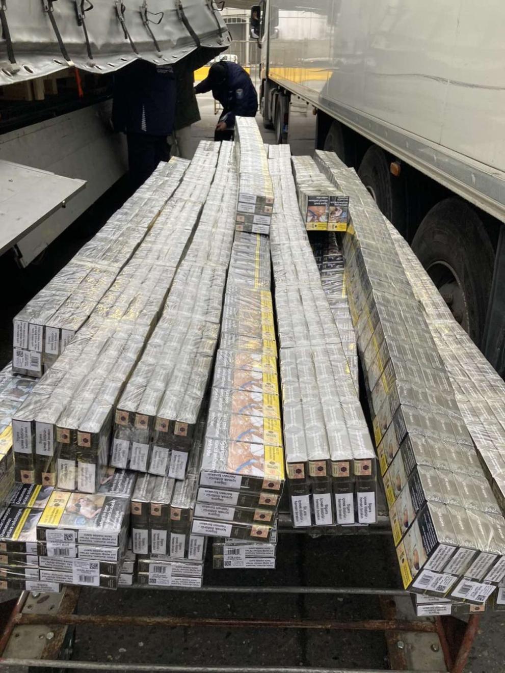 Иззеха над 240 000 къса контрабандни цигари на „Капитан Андреево“ СНИМКИ Хасково Dariknews Bg