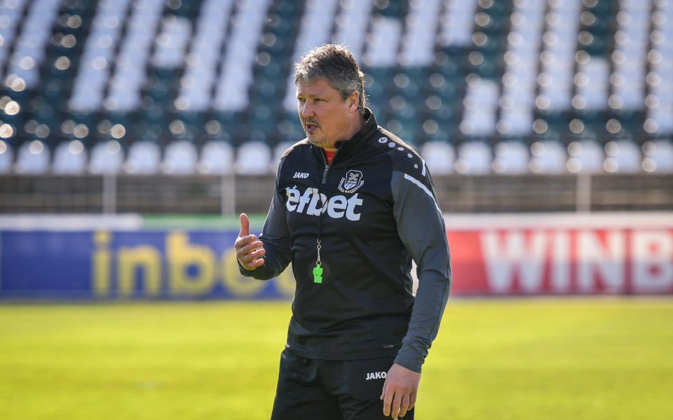 В Испания: Любо Пенев продължава с особеното си приключение - БГ Футбол ...