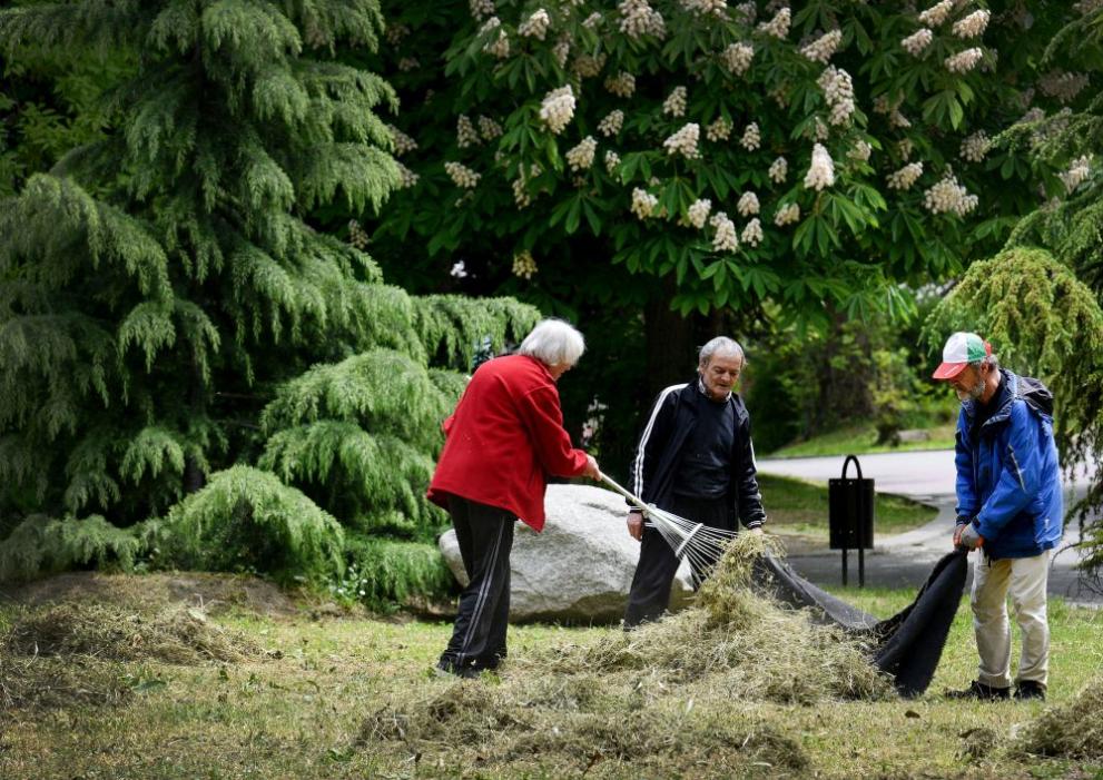 Варненци се насладиха на слънчевите лъчи край морето (СНИМКИ)|DarikNews.bg